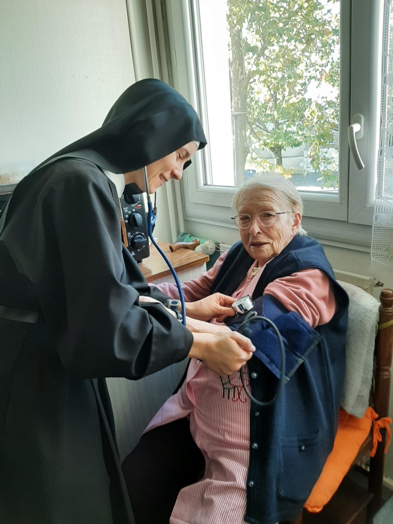 Servantes des Pauvres : « à travers les malades, voir le Christ ...